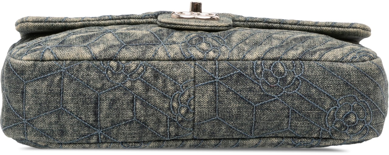 Chanel Medium Embroidered Denim Camellia Flap | Vanaf € 4226,-