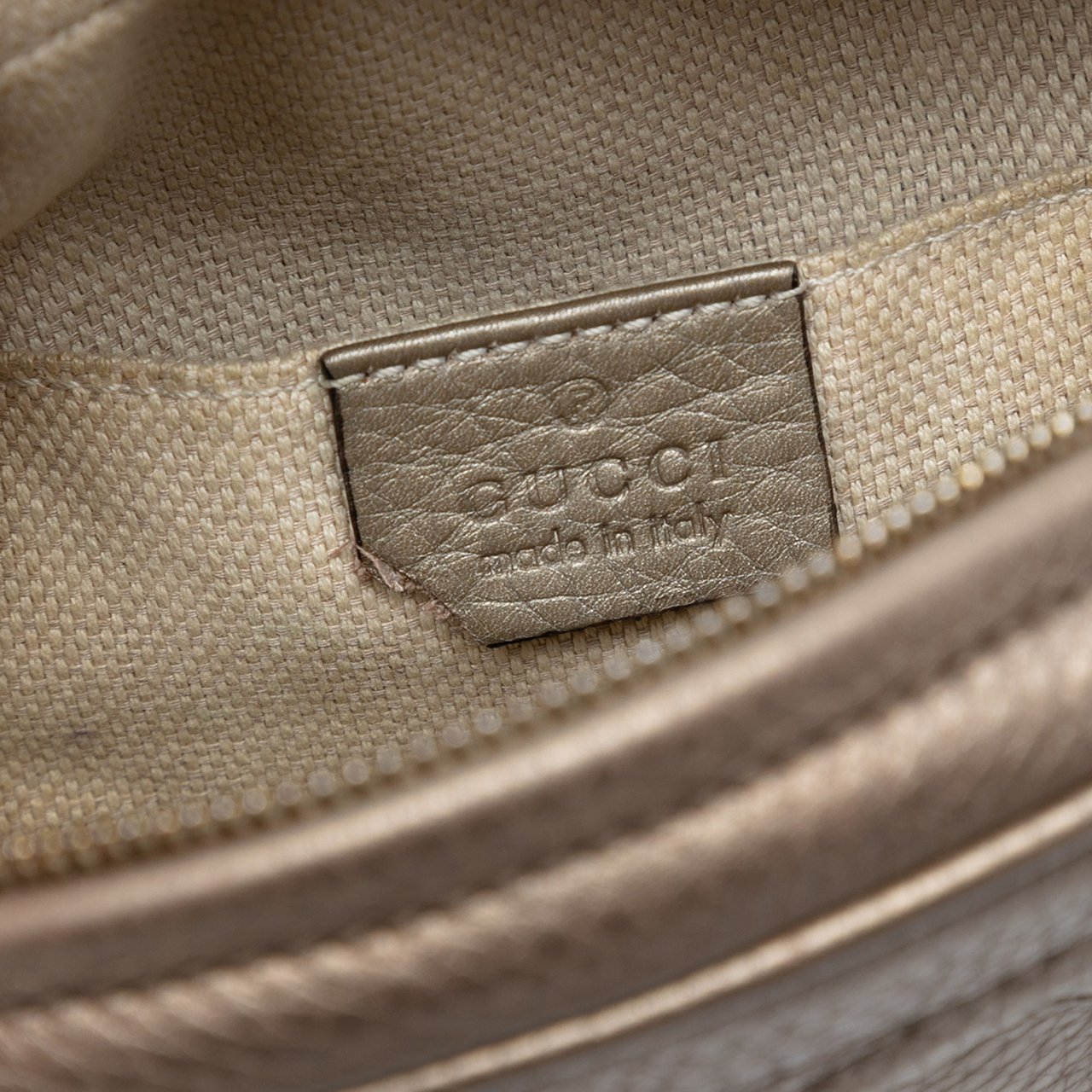 Gucci Mini Metallic Pebbled Calfskin Soho Chain Crossbody | Vanaf € 686,-